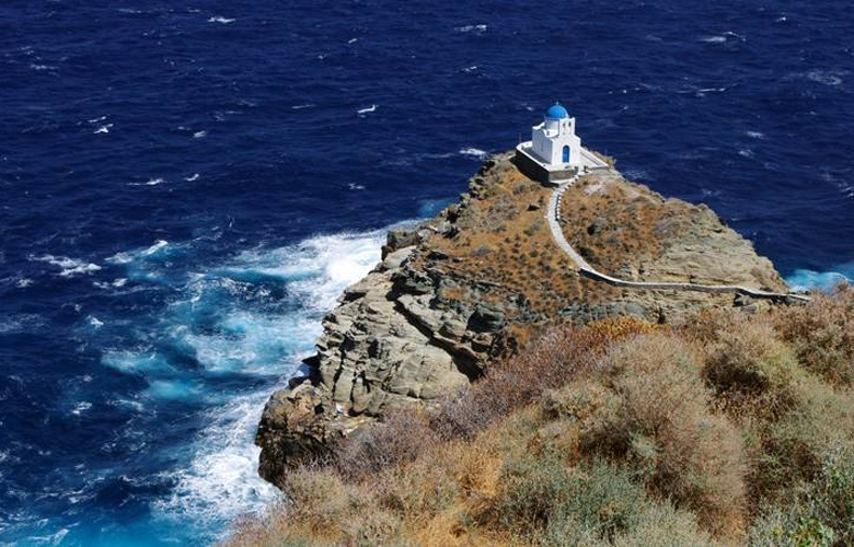 Το γραφικό εκκλησάκι των Επτά Μαρτύρων σκαρφαλωµένο στην κορυφή ενός ...
