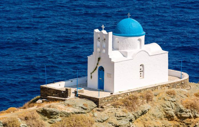 Το γραφικό εκκλησάκι των Επτά Μαρτύρων σκαρφαλωµένο στην κορυφή ενός ...