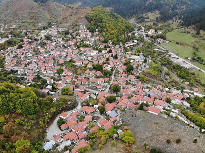 Το κουκλίστικο χωριό με τη βαλσαμωμένη αρκούδα και την άγνωστη ιστορία της