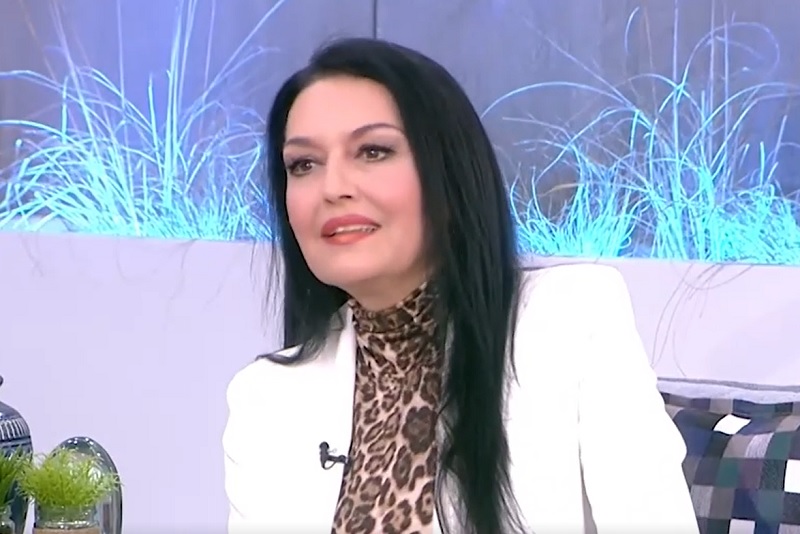Ελένη Φιλίνη: Κόλλησε η γυναίκα του σκηνοθέτη δίπλα μου στον καναπέ και ...