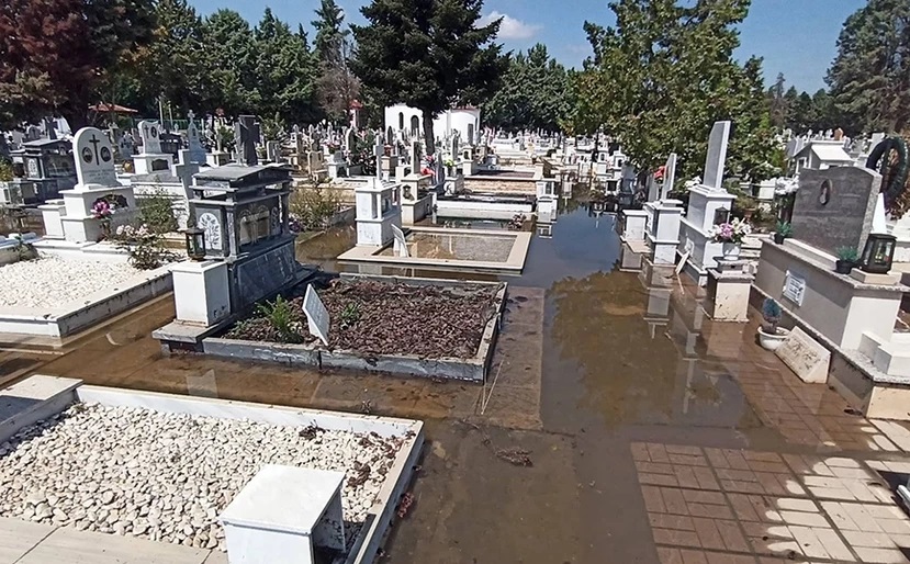 Εικόνες σοκ στην Πτολεμαϊδα: Πλημμύρισαν οι τάφοι από την κακοκαιρία ...