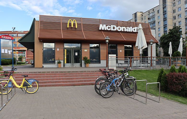 Λευκορωσία: Τα McDonald’s μετονομάζονται σε «Νόστιμο και τελεία» – News.gr