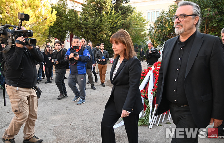 Πολυτεχνείο: Στεφάνι κατέθεσαν η Κατερίνα Σακελλαροπούλου και ο ...