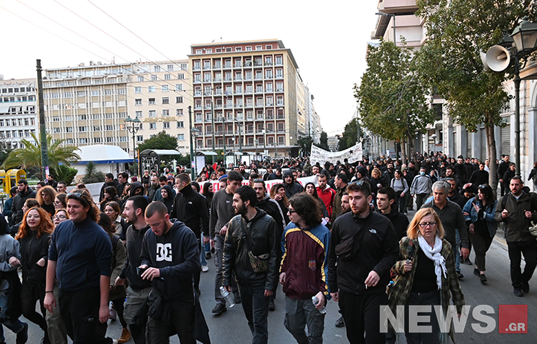 Μαζικές συγκεντρώσεις στο κέντρο της Αθήνας – Πλήθος κόσμου διαδηλώνει ...