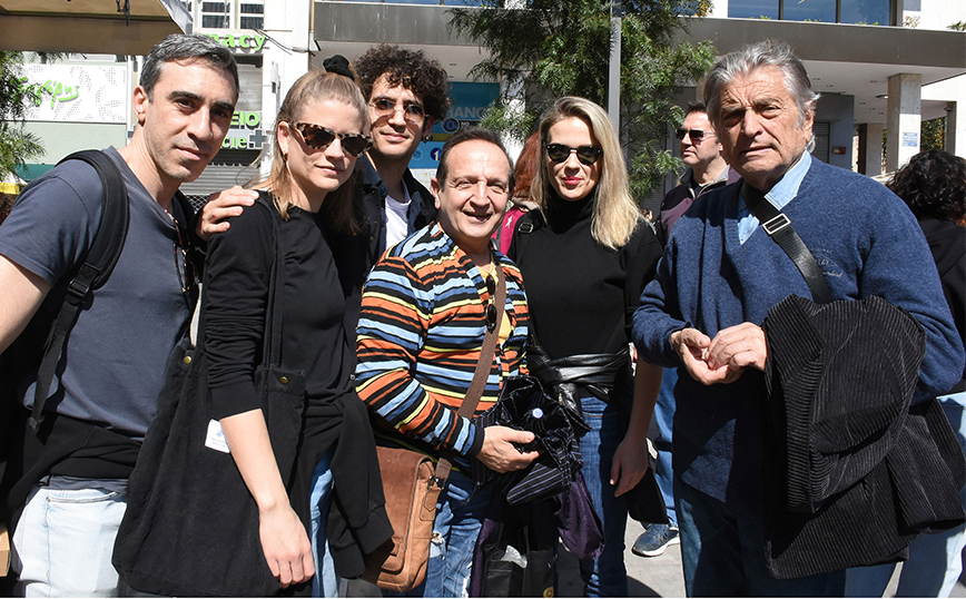 Σπύρος Μπιμπίλας: Αντιδράσεις για τα χαμόγελα καλλιτεχνών στην πορεία ...