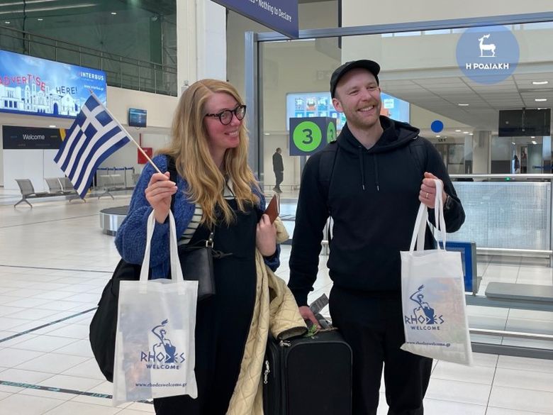 Έφτασαν οι πρώτοι τουρίστες στο αεροδρόμιο της Ρόδου – Τους υποδέχθηκαν ...