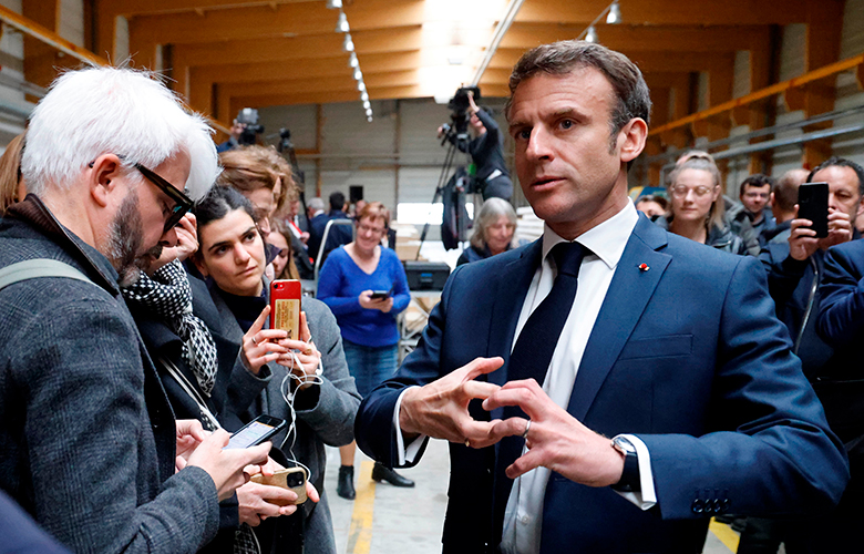 Γαλλία: Διαδηλωτές υποδέχτηκαν τον Μακρόν χτυπώντας κατσαρόλες σε ...