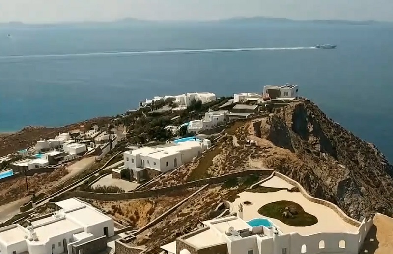 Μύκονος: Γυναίκα αστυνομικός με τεράστια βίλα με αυθαιρεσίες και πισίνα ...