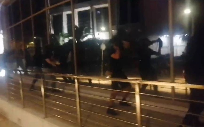 Επίθεση μελών του Ρουβίκωνα στα γραφεία της Αttica Group στην Καλλιθέα ...
