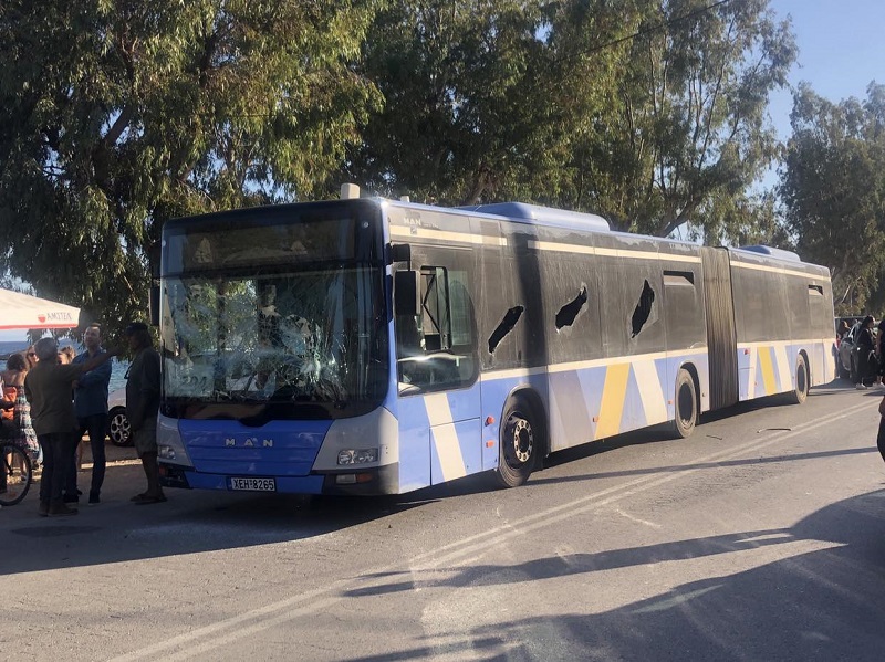 Τρόμος σε λεωφορείο στην Αρτέμιδα: Άνδρας σε αμόκ έσπαγε τα τζάμια και ...