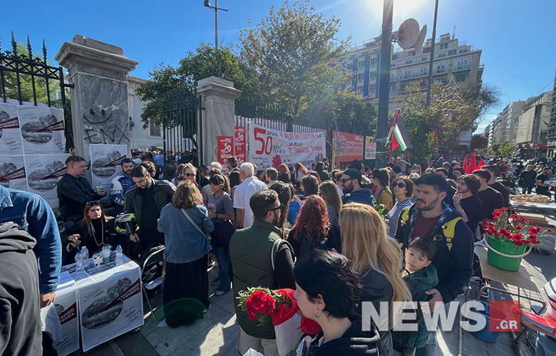 Πλήθος κόσμου συρρέει στο Πολυτεχνείο για την 50η επέτειο της εξέγερσης ...