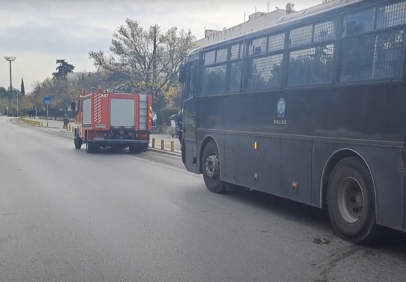 Επίθεση με μολότοφ σε διμοιρία των ΜΑΤ στο Αριστοτέλειο Πανεπιστήμιο ...
