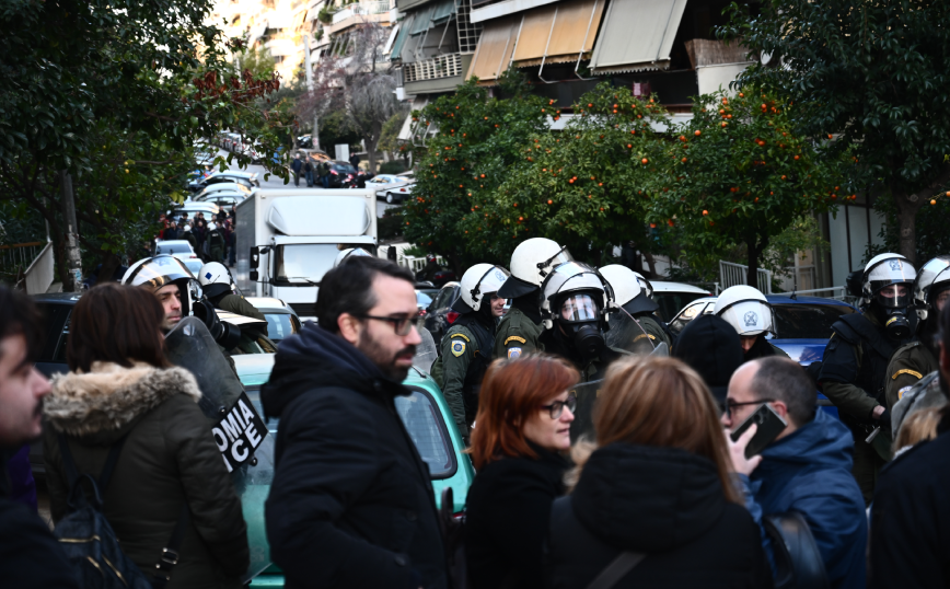 Έξωση της δημοσιογράφου Ιωάννας Κολοβού στου Ζωγράφου – Η αστυνομία ...