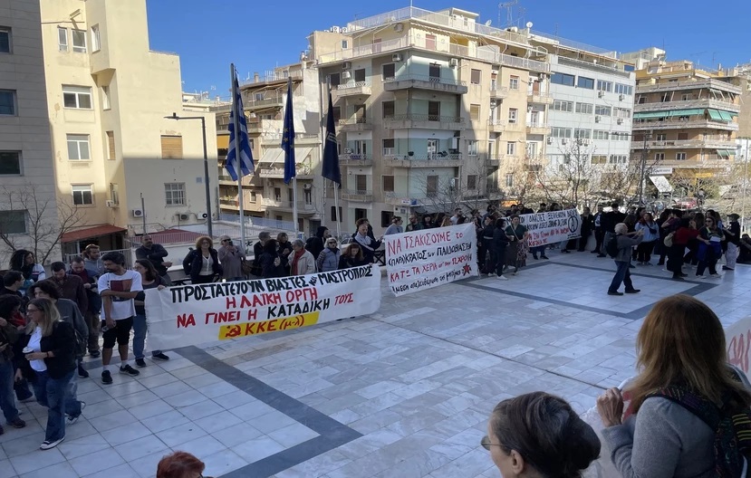 Συγκέντρωση διαμαρτυρίας έξω από το Εφετείο Αθηνών για την 12χρονη από ...