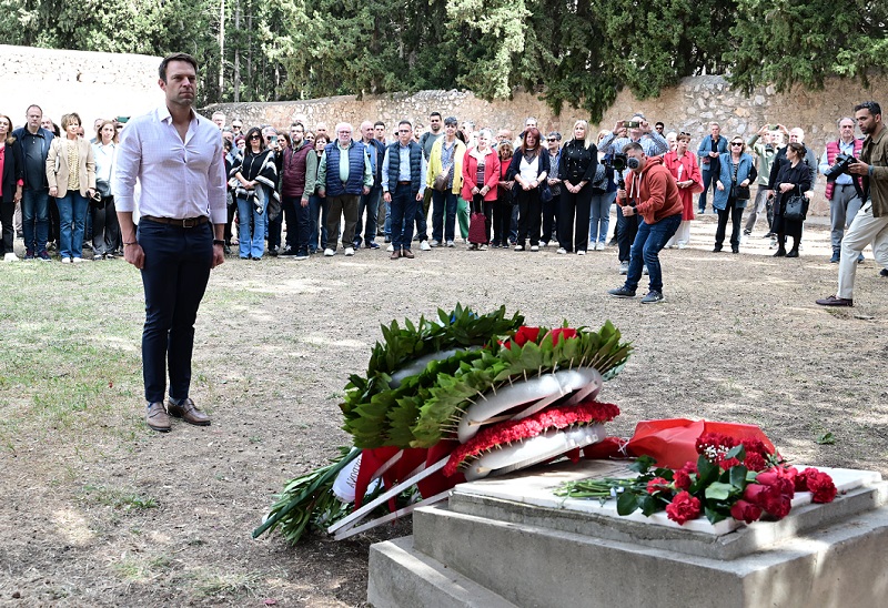 Στεφάνι στους αγωνιστές της Εθνικής Αντίστασης κατέθεσε ο Στέφανος ...