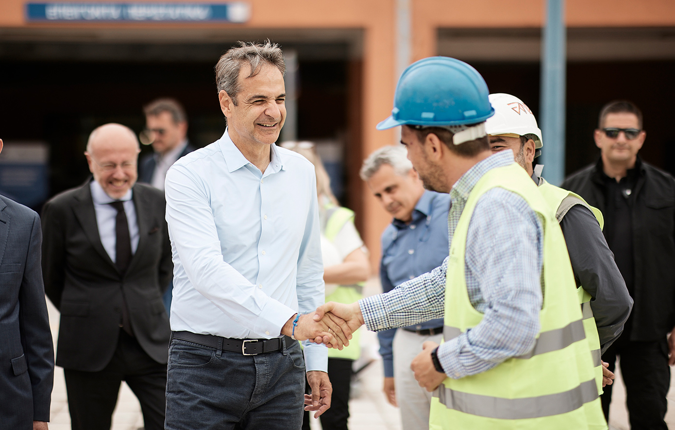 Ο Μητσοτάκης στο νοσοκομείο «Αττικόν»: Δουλεύουμε εντατικά να ...