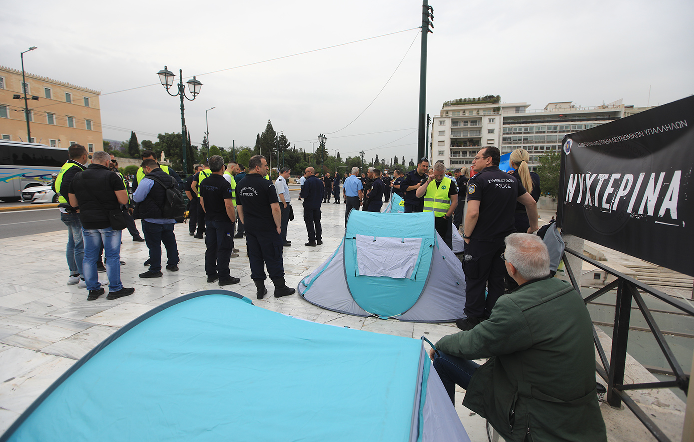 Συγκέντρωση διαμαρτυρίας των αστυνομικών στο Σύνταγμα – Έστησαν σκηνές ...