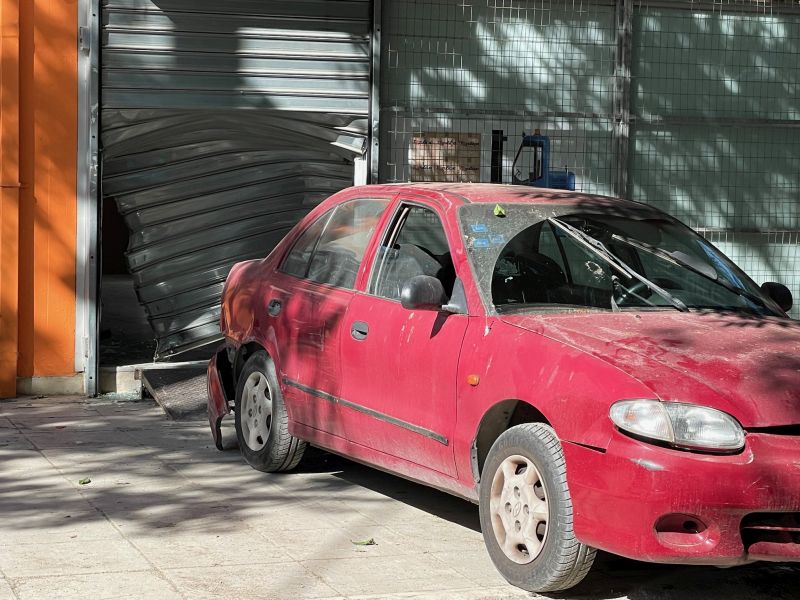 Διαρρήκτες έπεσαν με ΙΧ αυτοκίνητο στην πρόσοψη της εταιρείας κούριερ ...