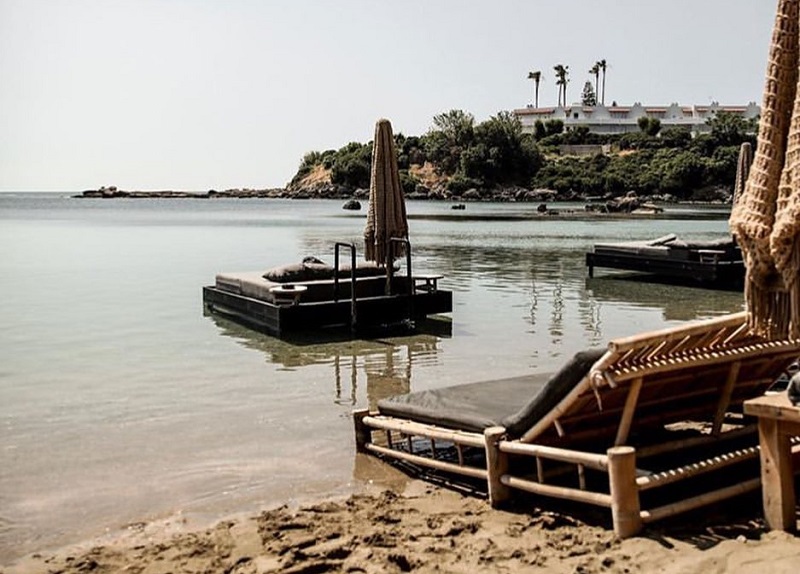 Έστησε ξανά ξαπλώστρες μέσα στη θάλασσα η επιχείρηση που προκάλεσε σάλο ...