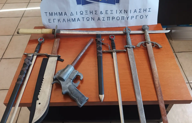 Συνελήφθη στον Ασπρόπυργο 25χρονη για… οπλοστάσιο στο σπίτι της ...