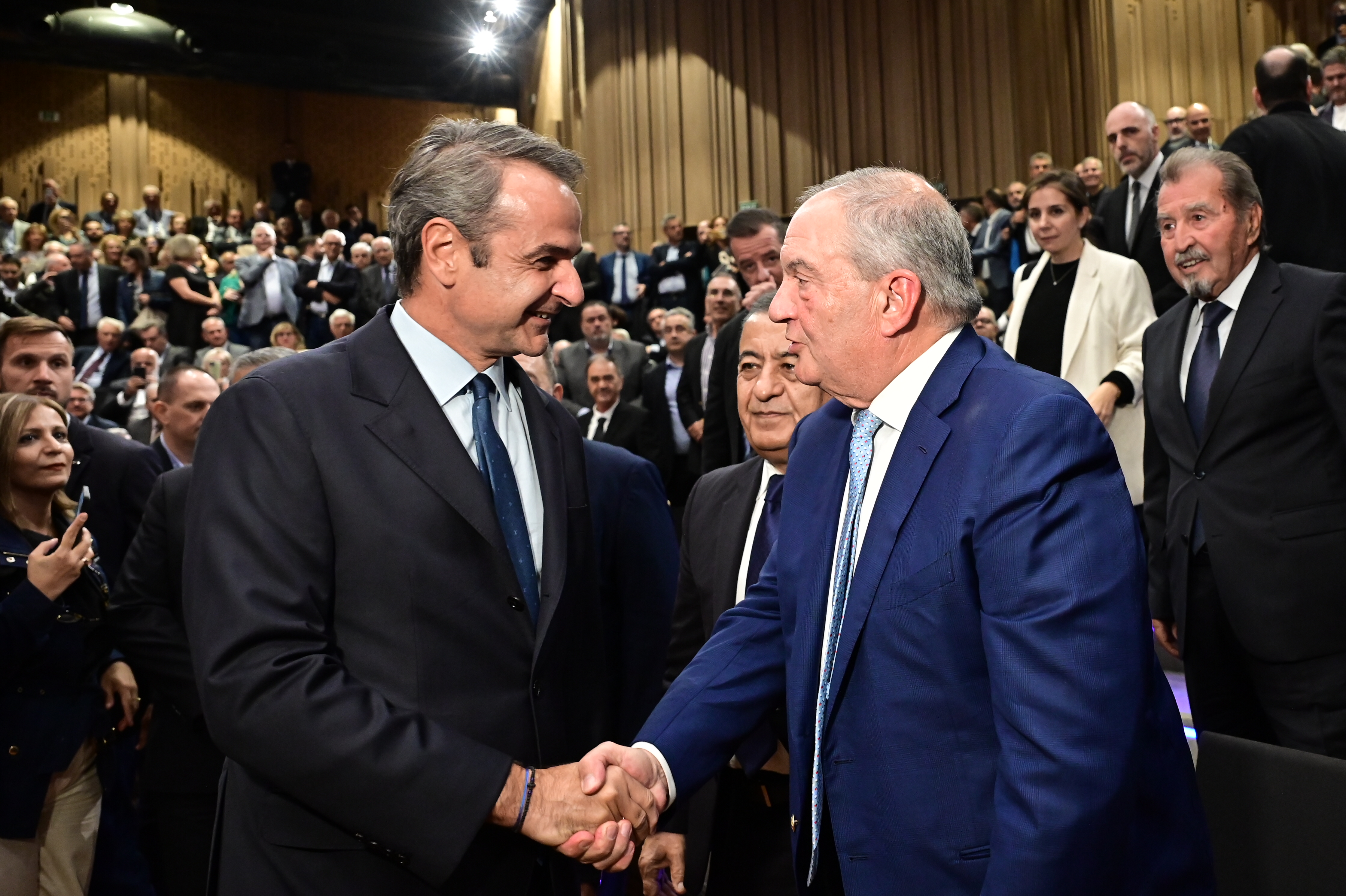Θερμή χειραψία Κυριάκου Μητσοτάκη και Κώστα Καραμανλή στην παρουσίαση ...