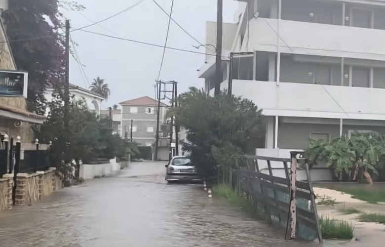 «Βούλιαξε» η Ζάκυνθος από την κακοκαιρία: Οι δρόμοι μετατράπηκαν σε ...