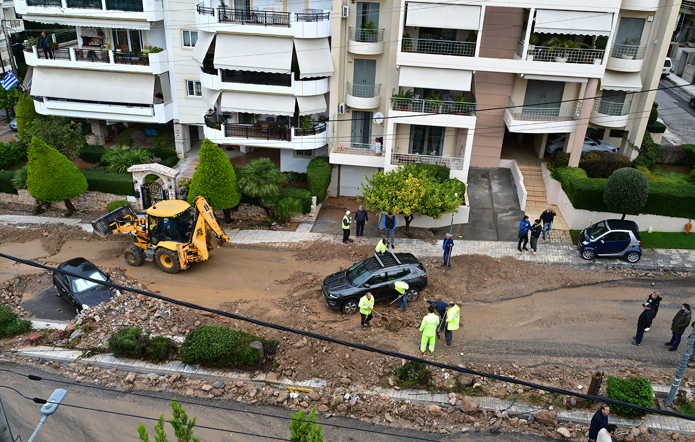 «Βομβαρδισμένο τοπίο» η Γλυφάδα μετά τις πλημμύρες: «Αυτό που έγινε δεν ...