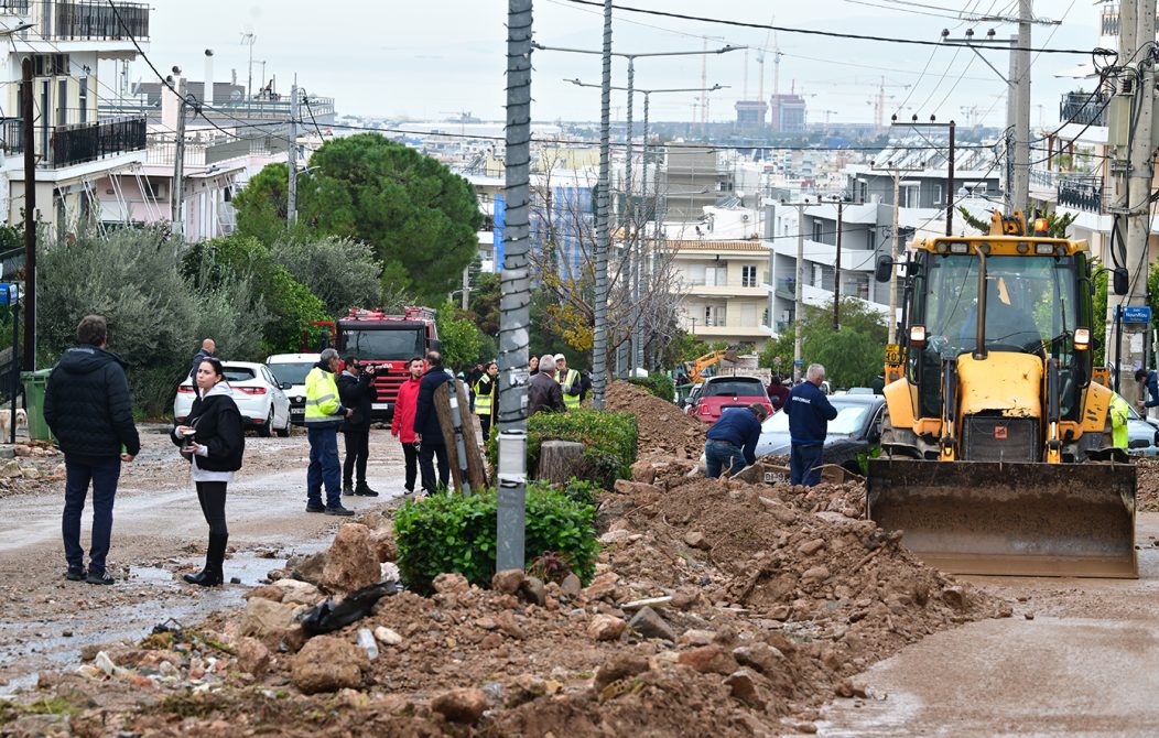 «Βομβαρδισμένο τοπίο» η Γλυφάδα μετά τις πλημμύρες: «Αυτό που έγινε δεν ...