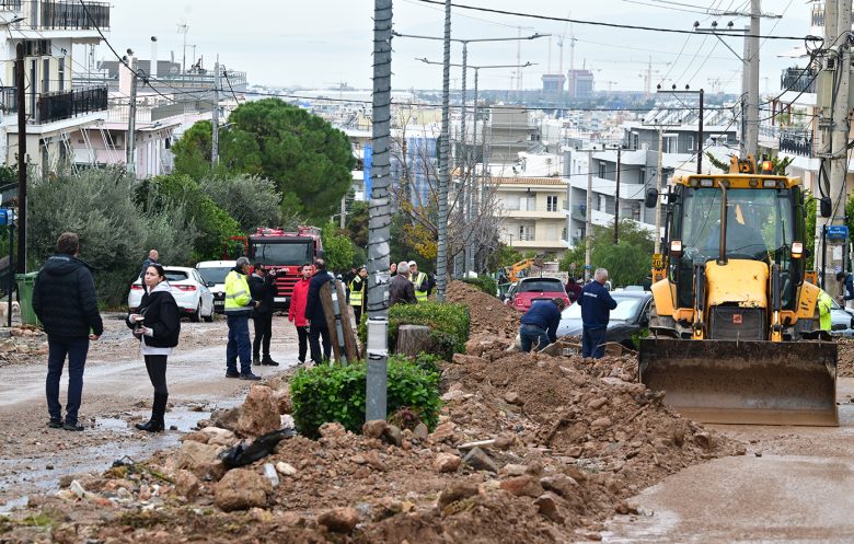 «Βομβαρδισμένο τοπίο» η Γλυφάδα μετά τις πλημμύρες: «Αυτό που έγινε δεν ...