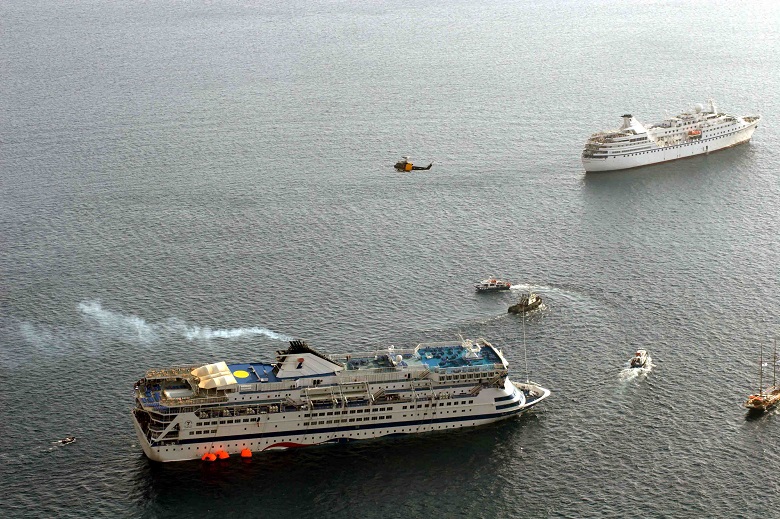 Ανέλκυση του Sea Diamond από το βυθό της Σαντορίνης με εντολή ...